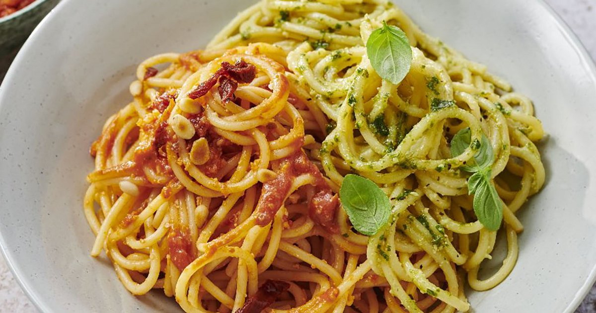 Massa com pesto vermelho e verde com tomate e abacate | Receita | Kikkoman