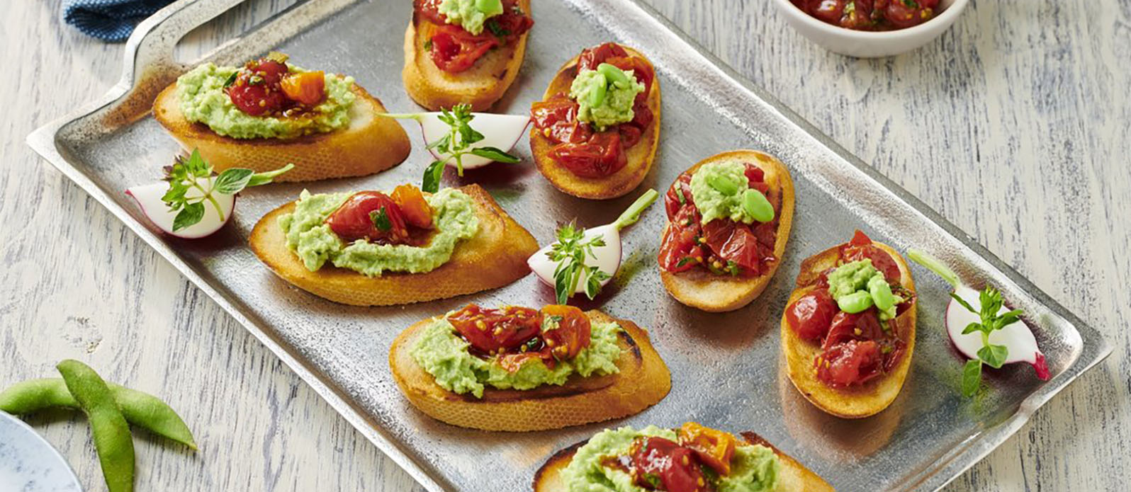 Bruschetta com edamame e tomates semi-secos | Receita | Kikkoman