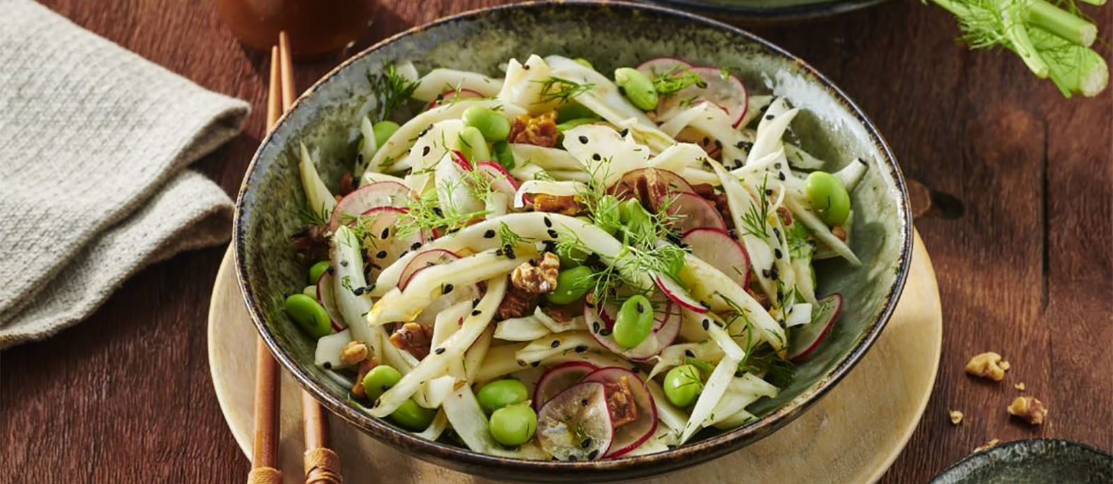 Salada de funcho, edamame e noz com molho de Ponzu, manjericão e endro ...